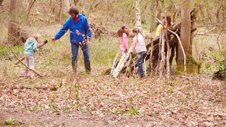 How to make a den outside | Campsited